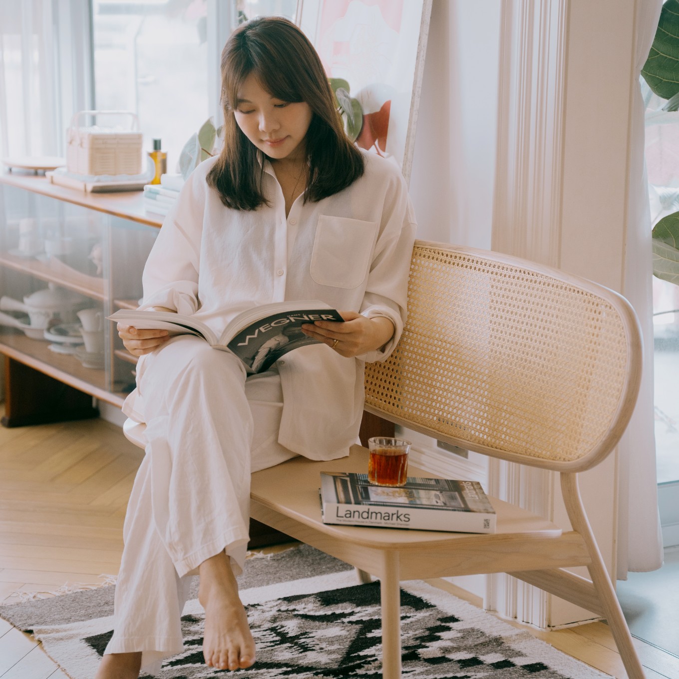 PODIUM Cane 托盤穿衣鏡 褐梣木｜HOLA 和樂家居｜HOLA 和樂家居